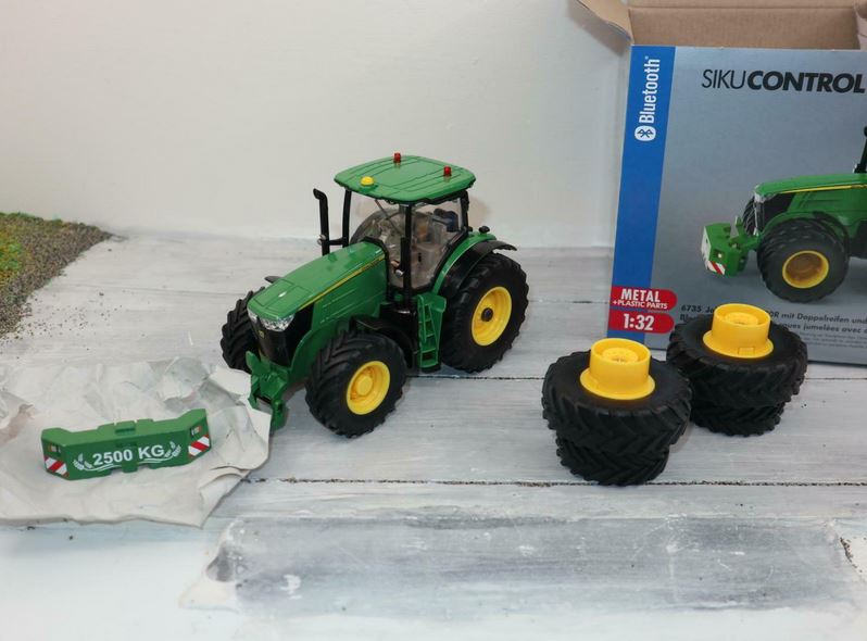Siku Control 6735 in 1:32, John Deere 7290R mit Doppelreifen und App ...