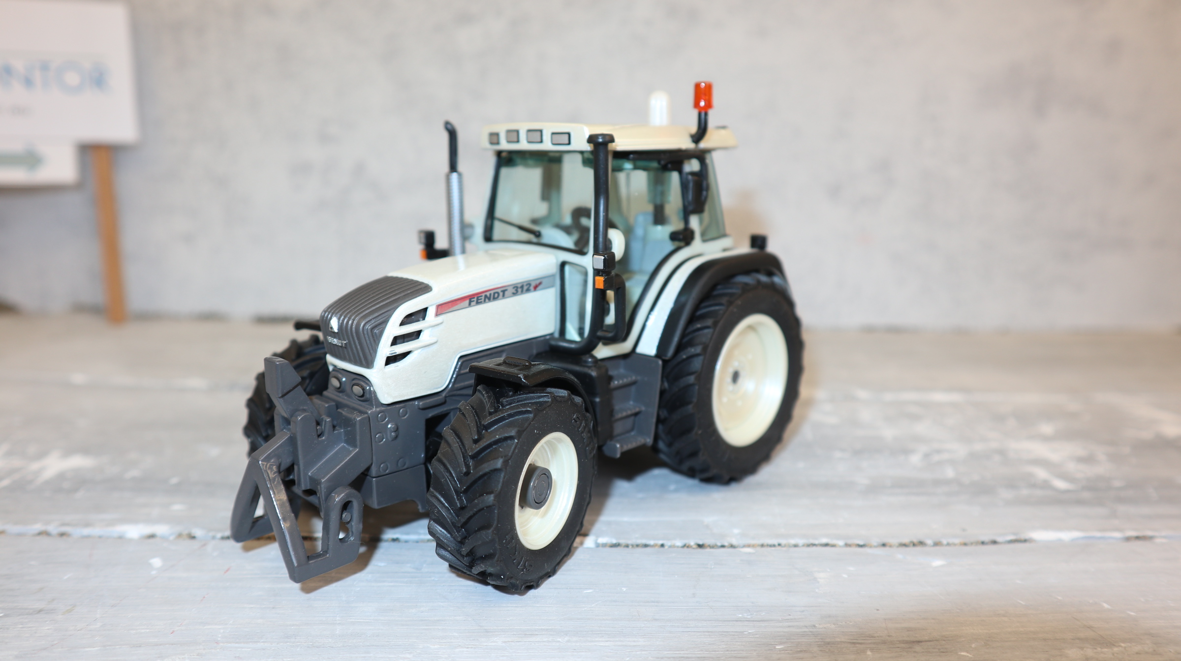 Siku 3056 in 1:32, Fendt 312 perlmutweiß, Sondermodell Fendt aus 2007