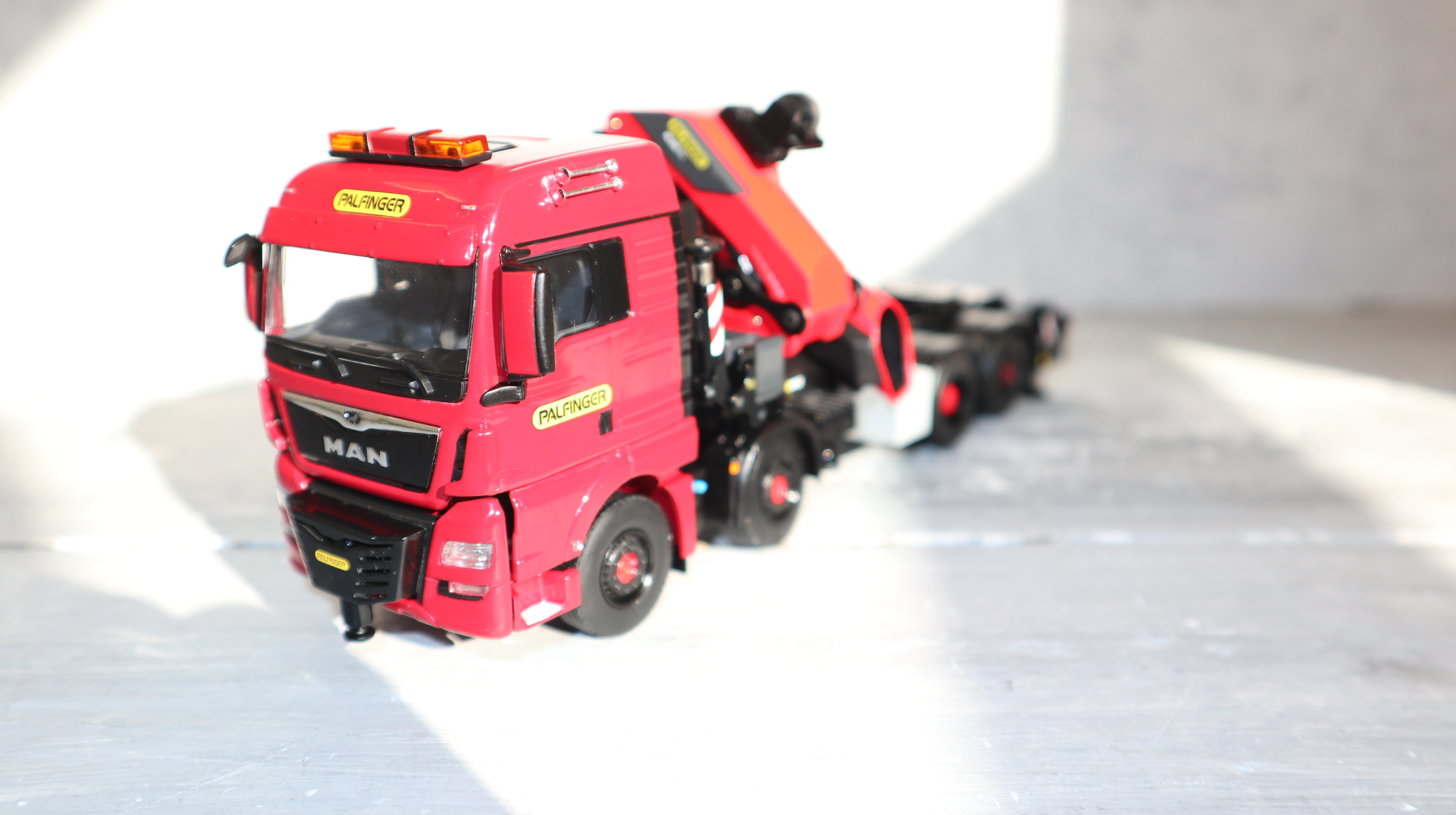 WSI 02-3565 in 1:50, MAN TGX XLX ROT-metallic 8x2 + Palfinger PK 1650 TEC