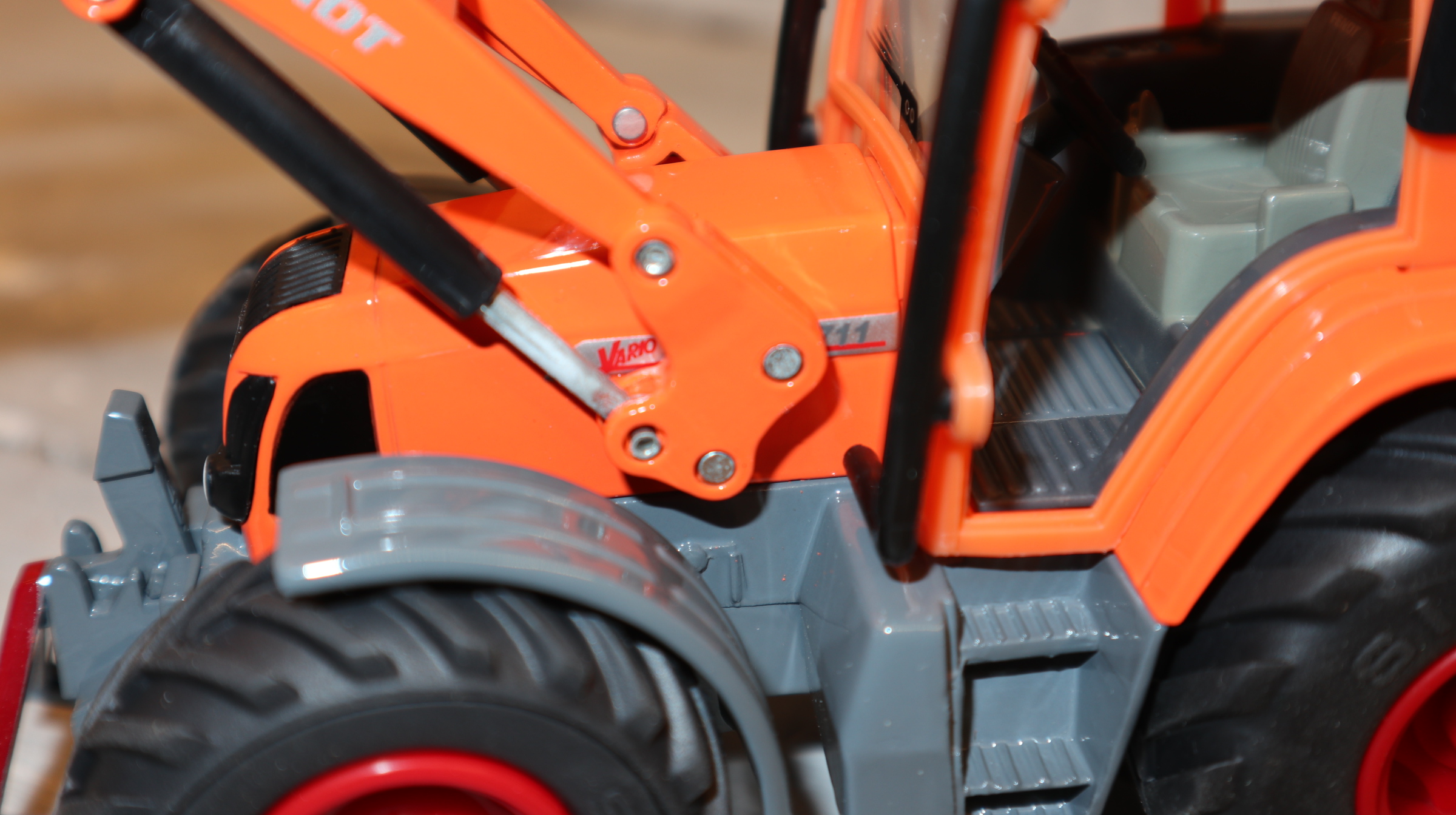Siku 3554 in 1:32, Fendt 711 Frontlader Sondermodell Höing, NEU in OVP